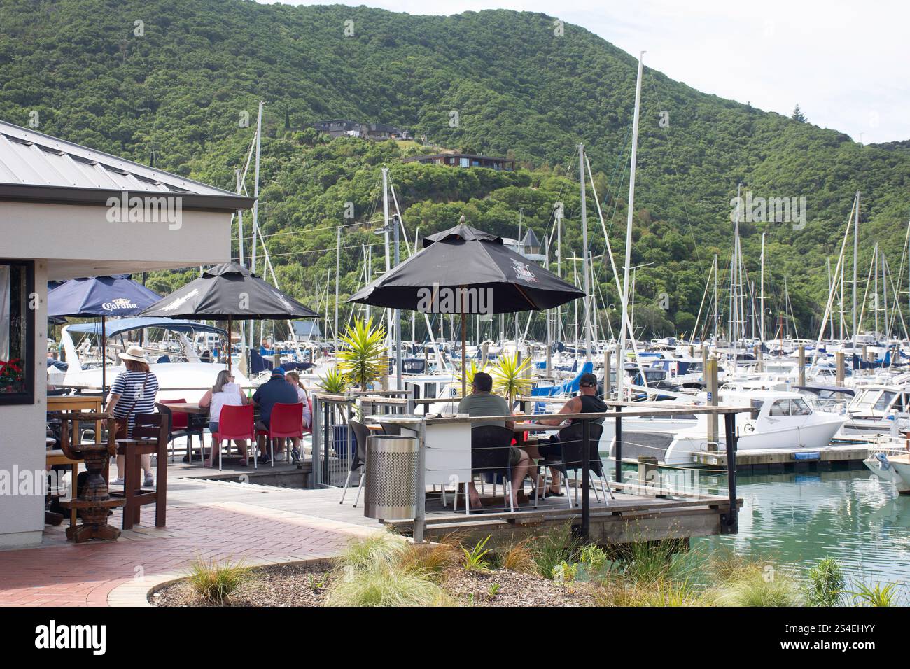 Jolly Roger Bar & Restaurant, Waikawa Marina, Waikawa Bay, Waikawa ...