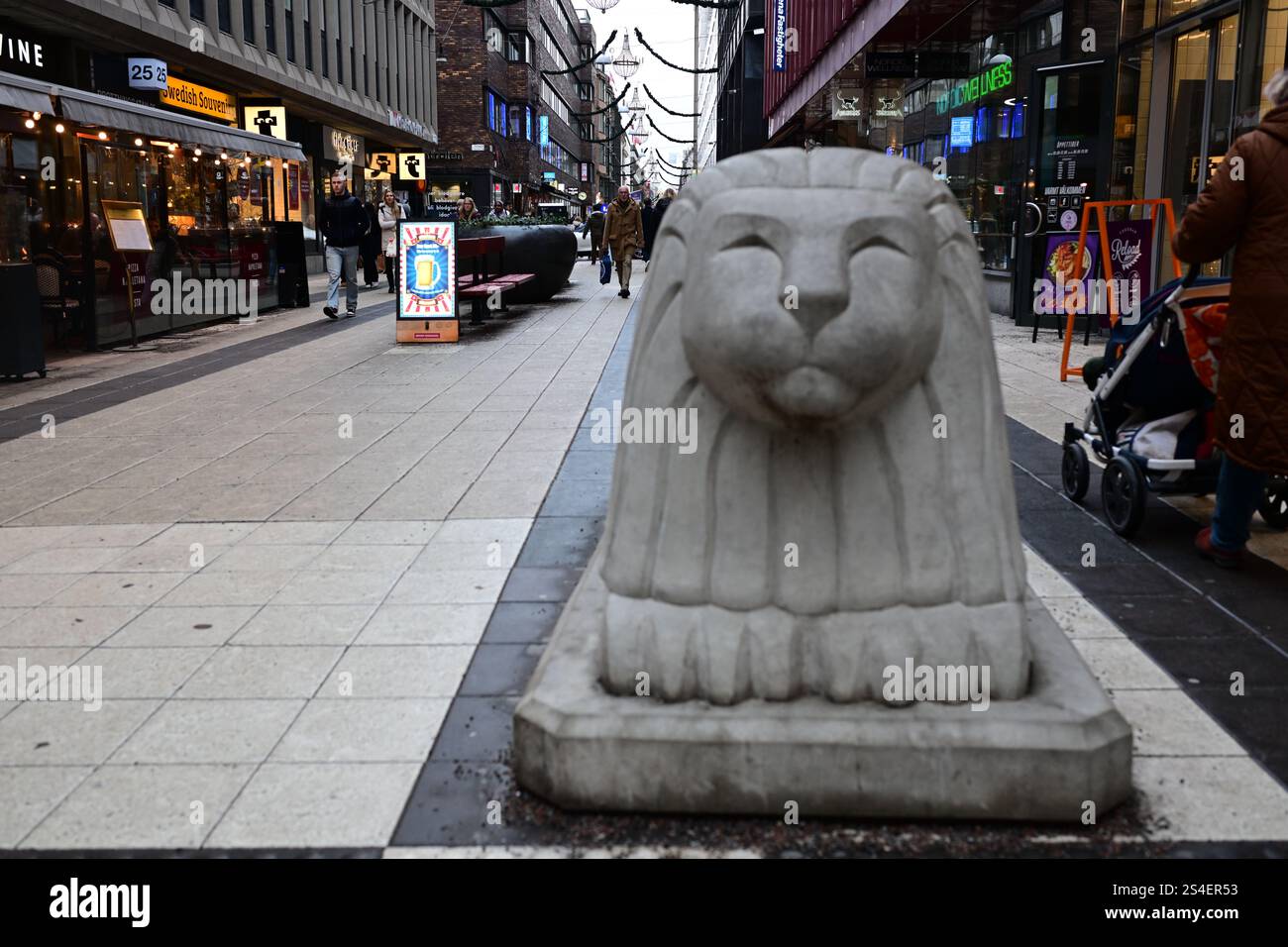 Stockholm, Uppland, Sweden. December 28 2024. Queen Street guardian ...