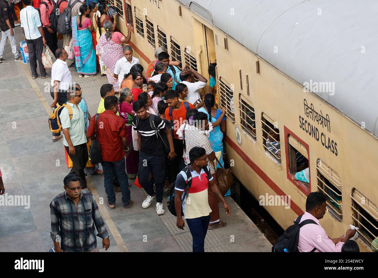 Passengers boarding a train at the railway station in Madurai, Tamil Nadu, India Stock Photo - Alamy