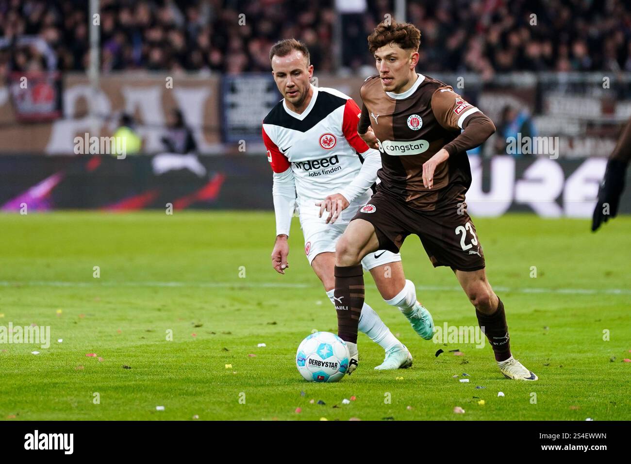 Philipp Treu (FC St. Pauli, #23) im Dribbling gegen Mario Goetze ...