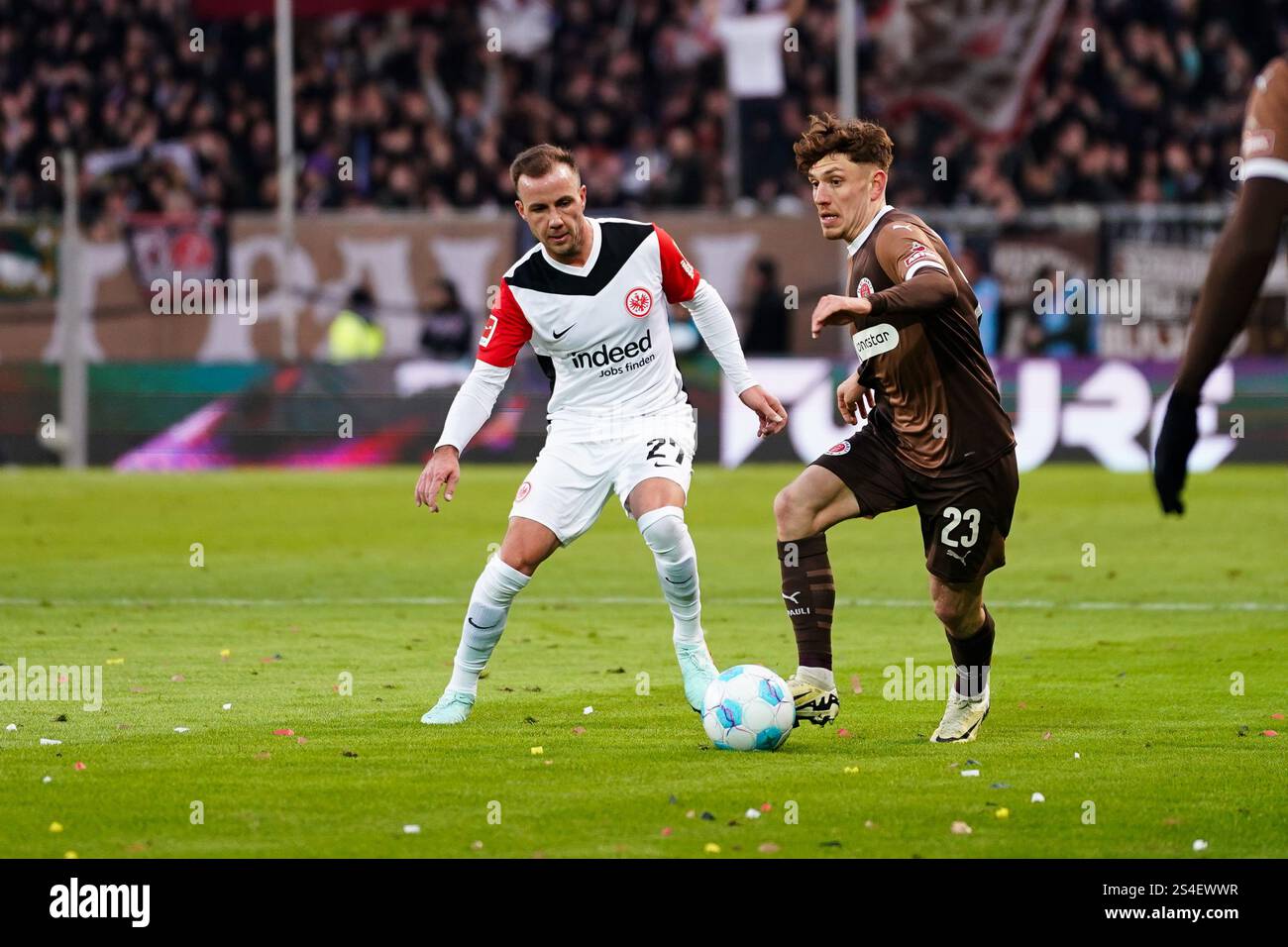 Philipp Treu (FC St. Pauli, #23) im Dribbling gegen Mario Goetze ...