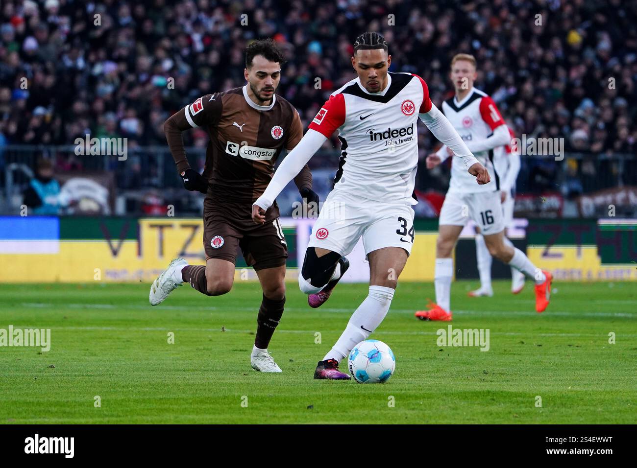 Nnamdi Collins (Eintracht Frankfurt, #34) im Dribbling gegen Danel ...