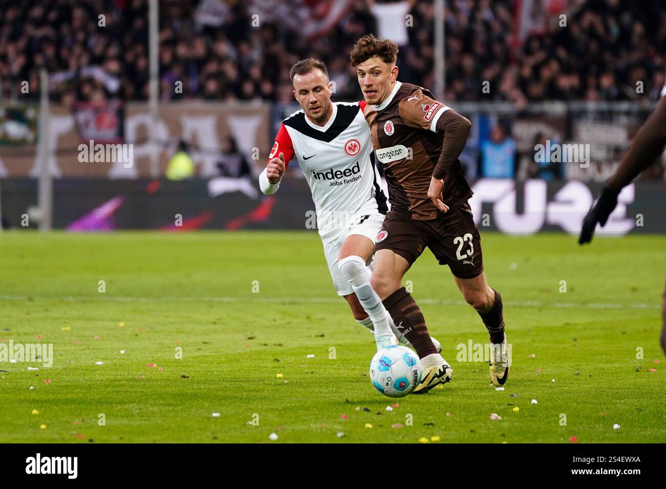 Philipp Treu (FC St. Pauli, #23) im Dribbling gegen Mario Goetze ...
