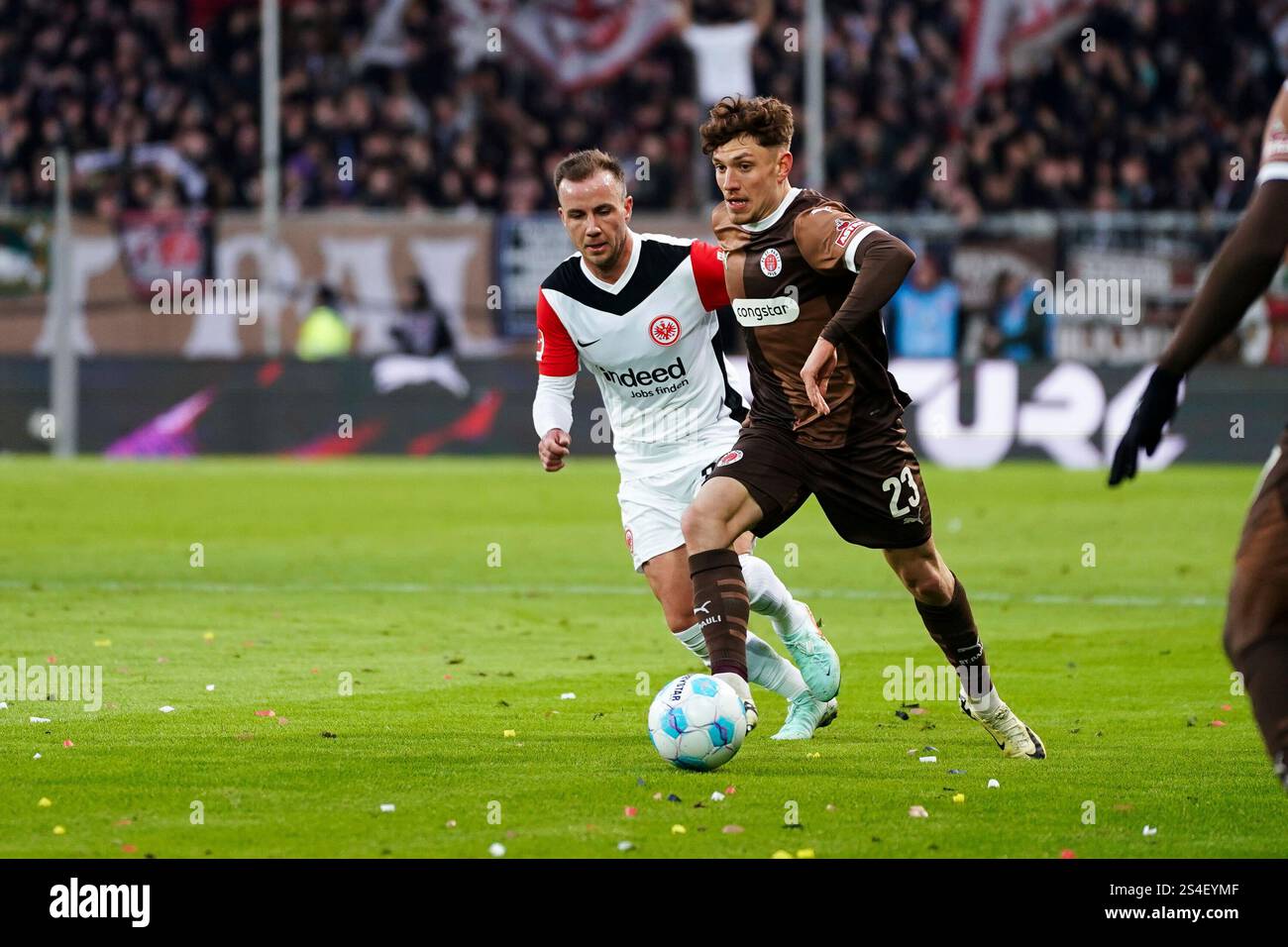 Hamburg, Deutschland. 11th Jan, 2025. Philipp Treu (FC St. Pauli, #23 ...