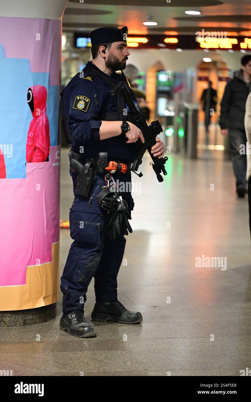 Stockholm, Uppland, Sweden. December 28 2024. Police officer in the ...