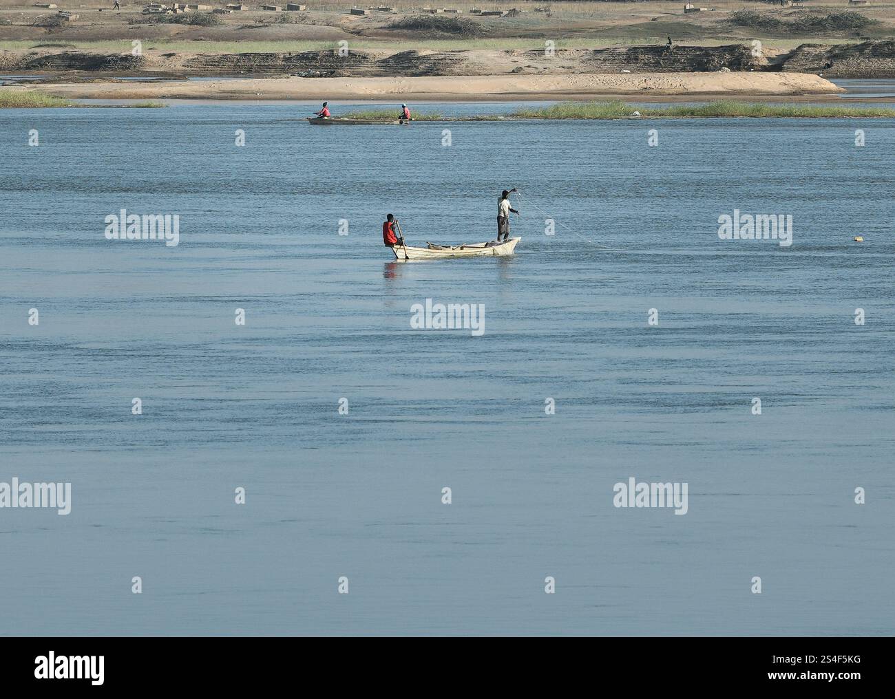 N'djamena, Chad. 7th Jan, 2025. Fishermen catch fish in the Chari River ...