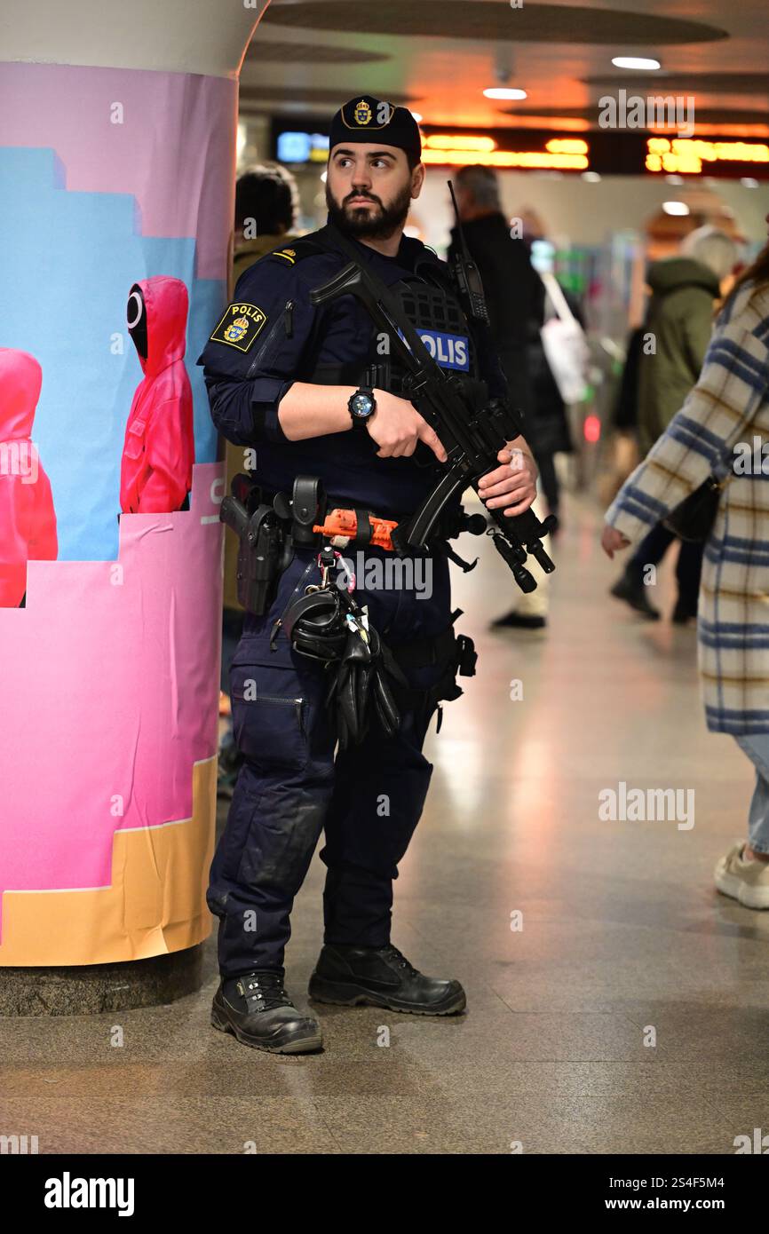 Stockholm, Uppland, Sweden. December 28 2024. Police officer in the ...