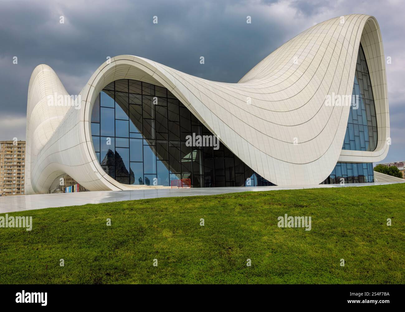 Heydar Aliyev Center, Baku, Azerbaijan Stock Photo - Alamy