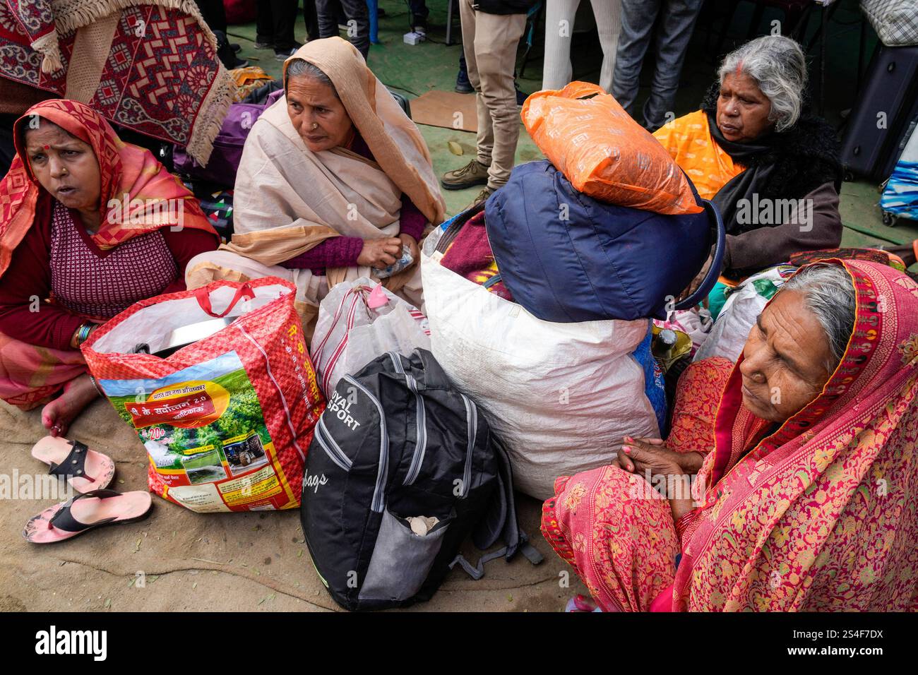 Hindu pilgrims wait for transportation at transit camp on way to ...