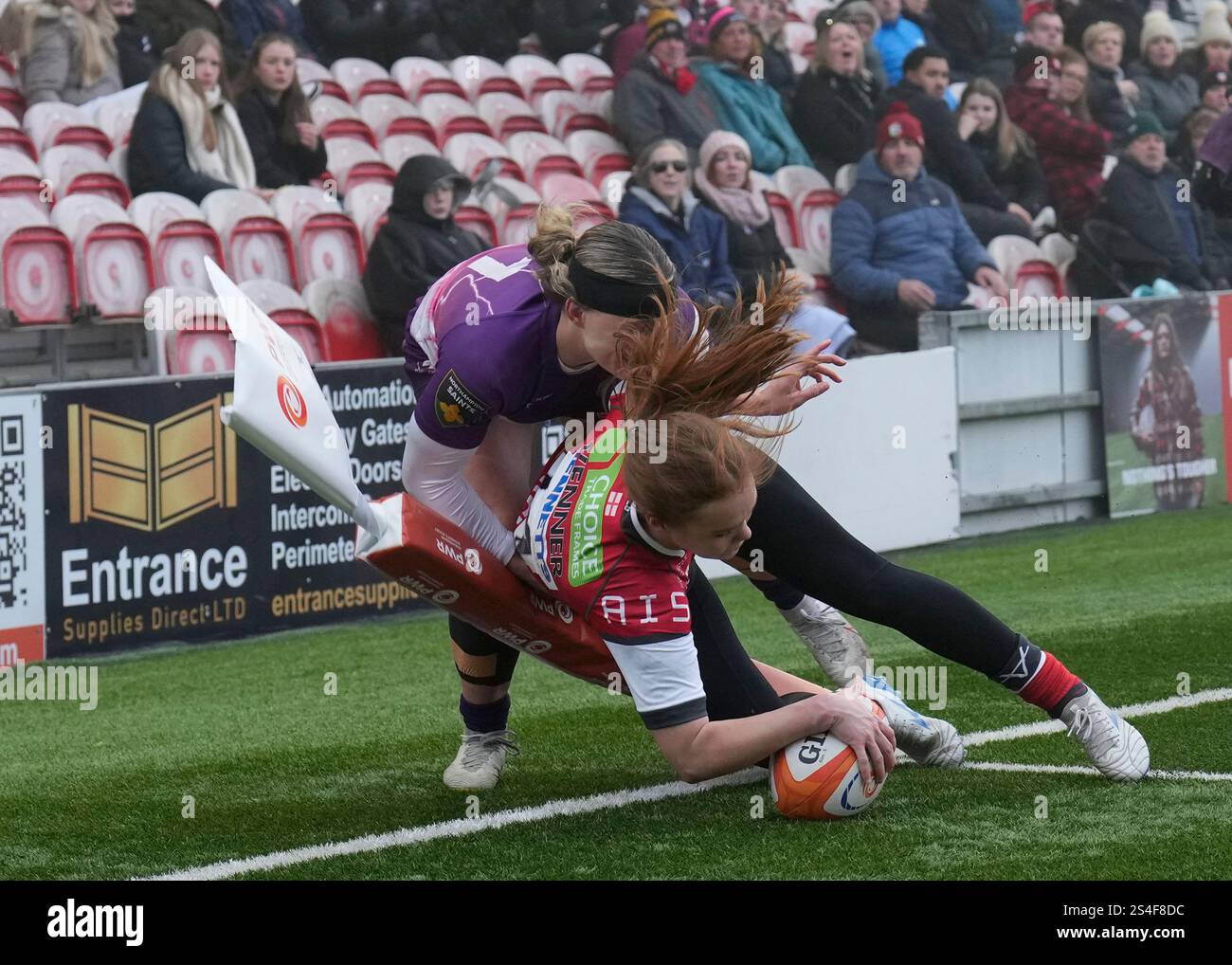 Gloucester,UK, 11 Jan 2025 Mia Venner of Gloucester Hartpury (L) is ...