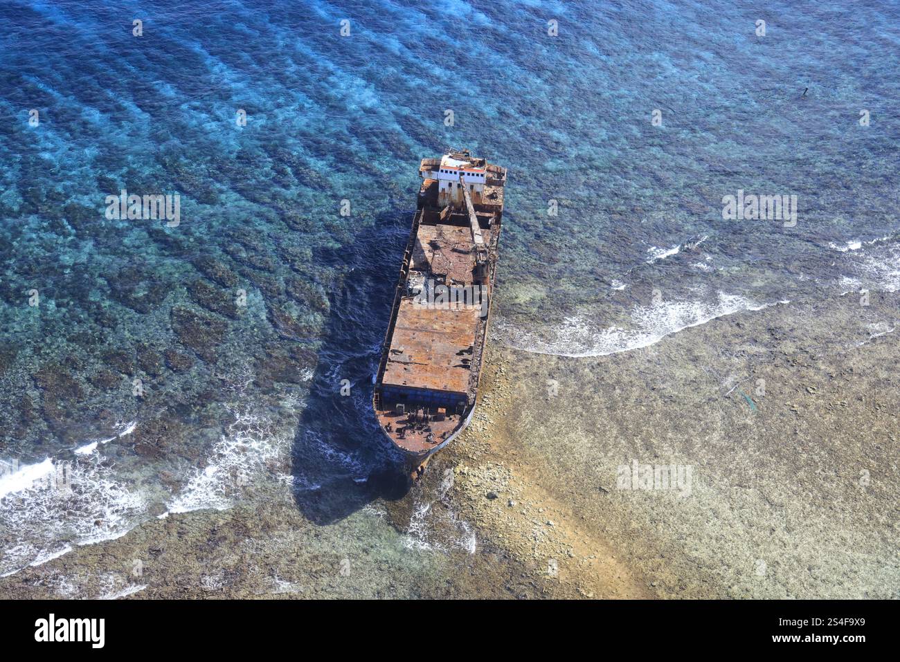 Aerial view of a shipwreck in the Belize Barrier Reef Stock Photo - Alamy