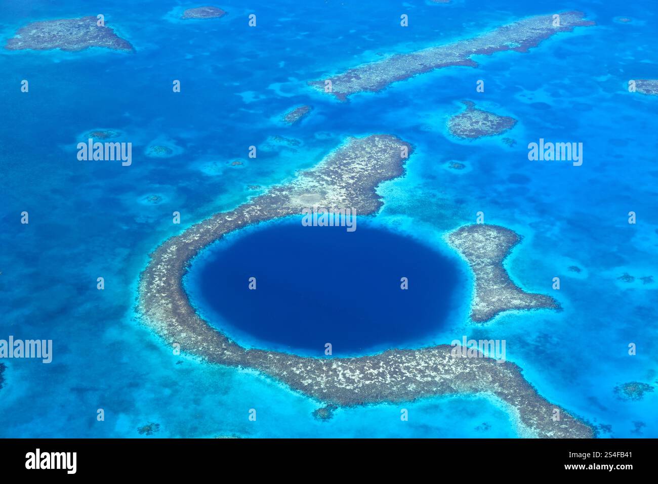 Blue hole belize boat hi-res stock photography and images - Alamy