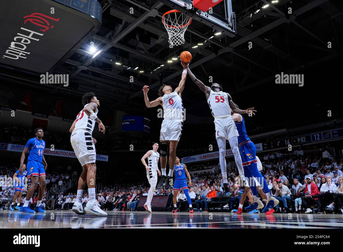 CINCINNATI, OH - JANUARY 11: Cincinnati Bearcats guard Dan Skillings Jr ...