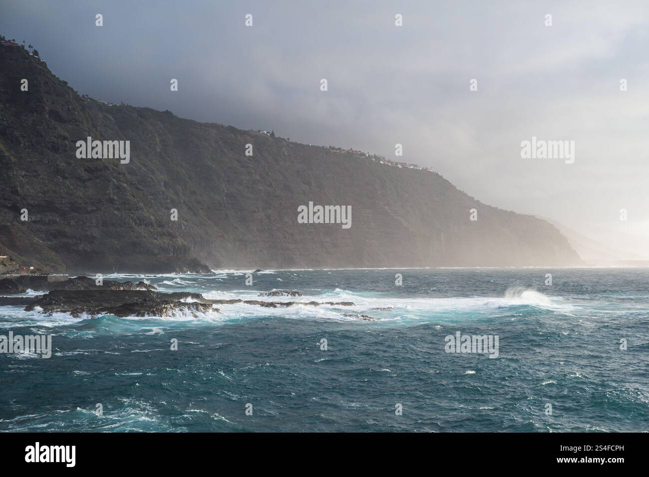 Rocky beach choppy rough sea hi-res stock photography and images - Alamy