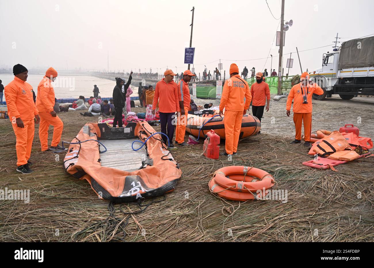 Prayagraj, Uttar Pradesh, India. 12th Jan, 2025. Prayagraj: NDRF prepare for emergency as ...