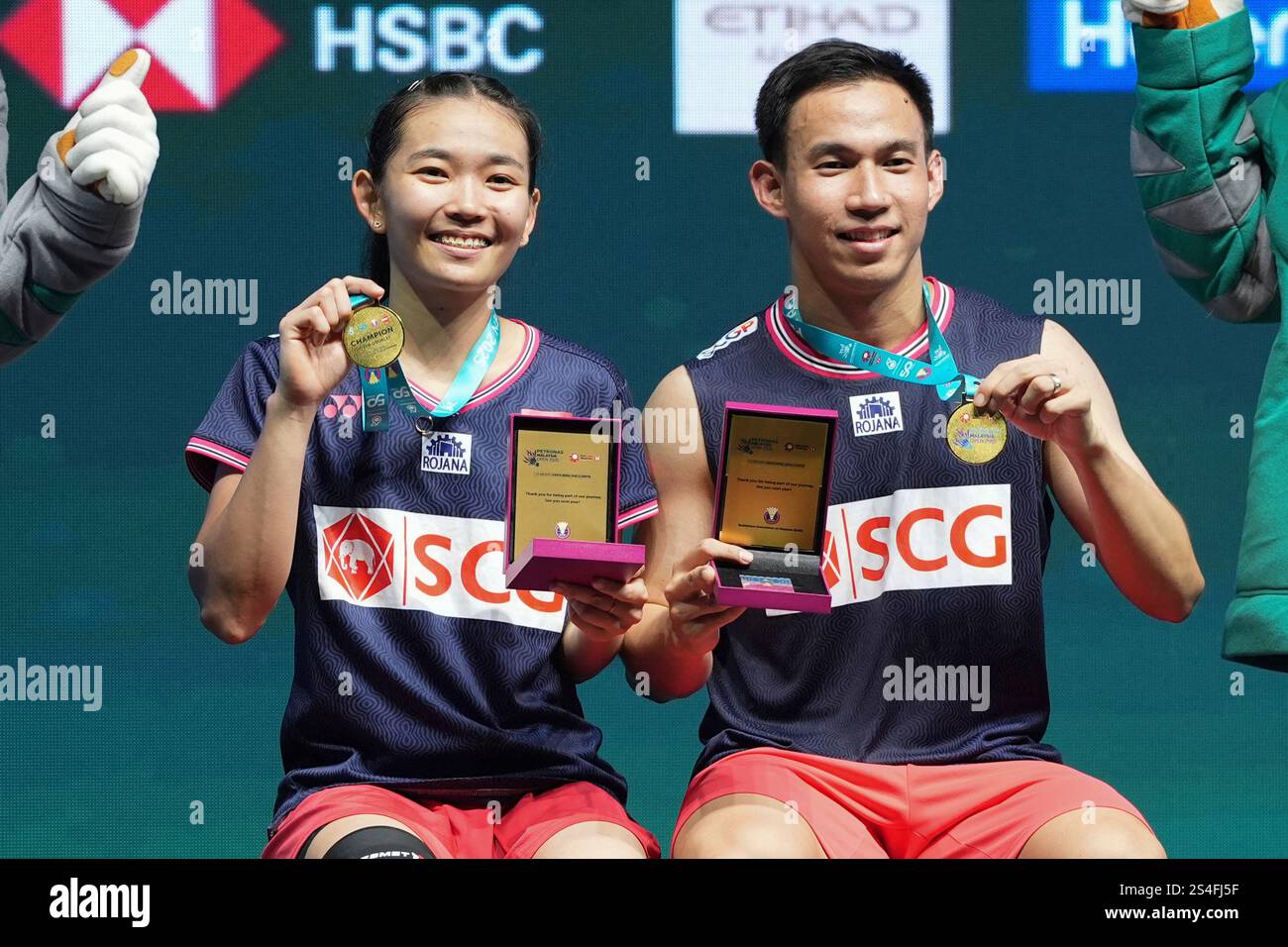 Winners Thailand's Dechapol Puavaranukroh, right, and Supissara Paewsampran poses with medal ...