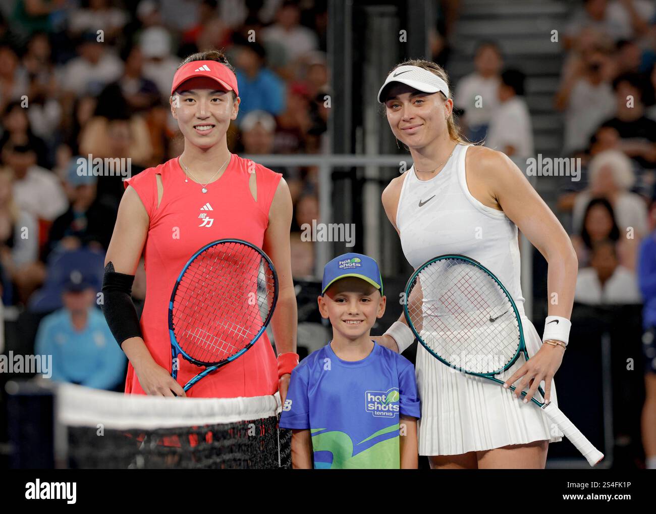 (250112) -- MELBOURNE, Jan. 12, 2025 (Xinhua) -- Wang Xinyu (L) and ...