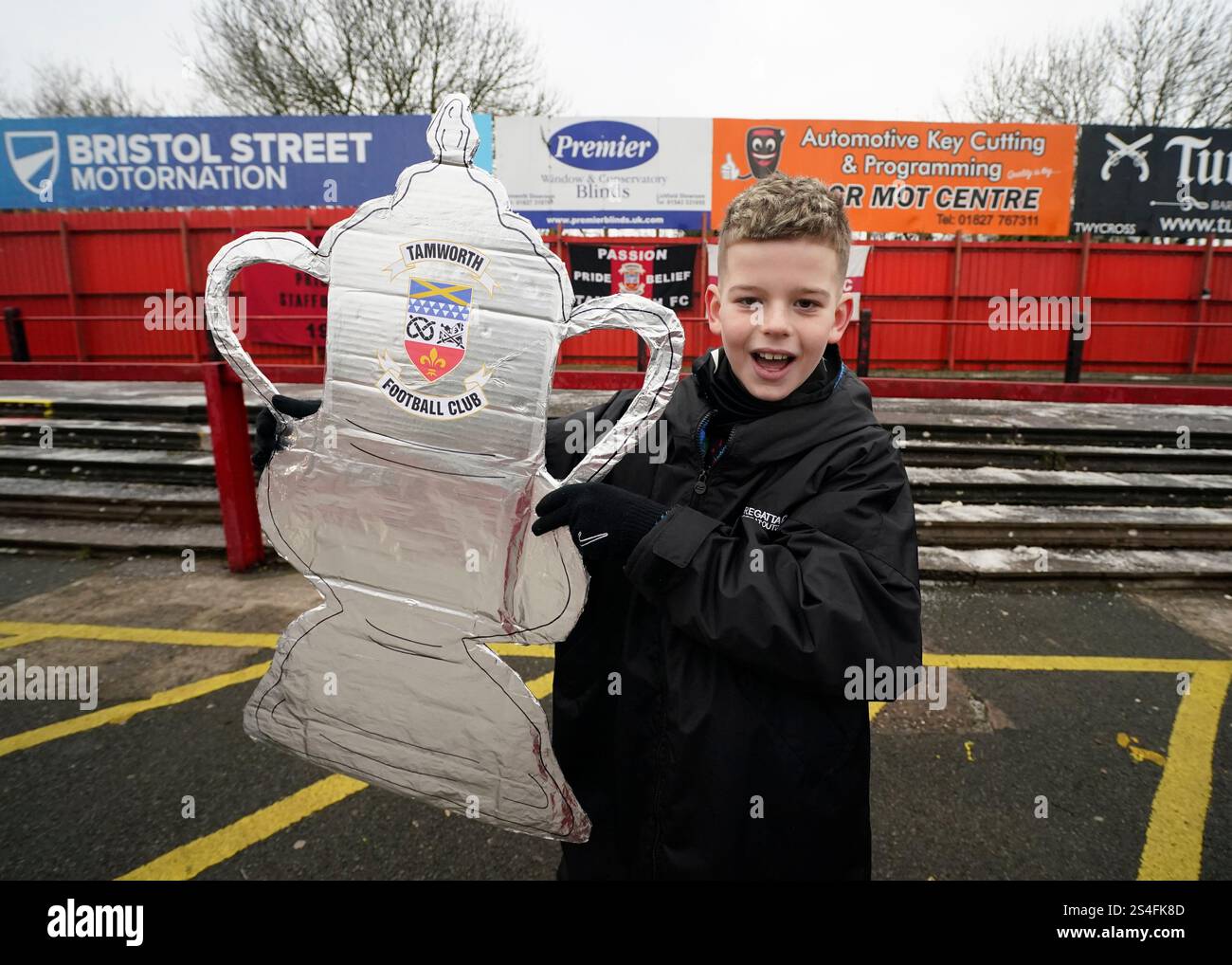 Tamworth, UK. 11th Jan, 2025. Young Tamworth fans with a tin foil home ...
