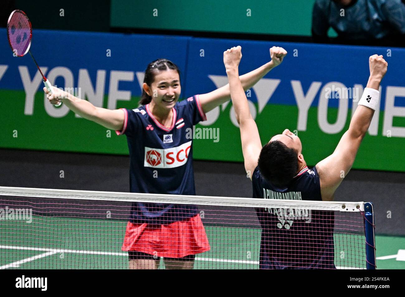 (250112) -- KUALA LUMPUR, Jan. 12, 2025 (Xinhua) -- Dechapol Puavaranukroh/Supissara Paewsampran ...