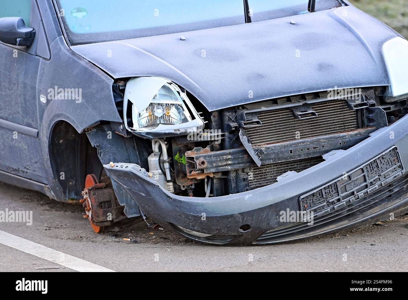 IIlegal abgestellter PKW mit Unfallschaden auf einem Autobahn Parkplatz ...