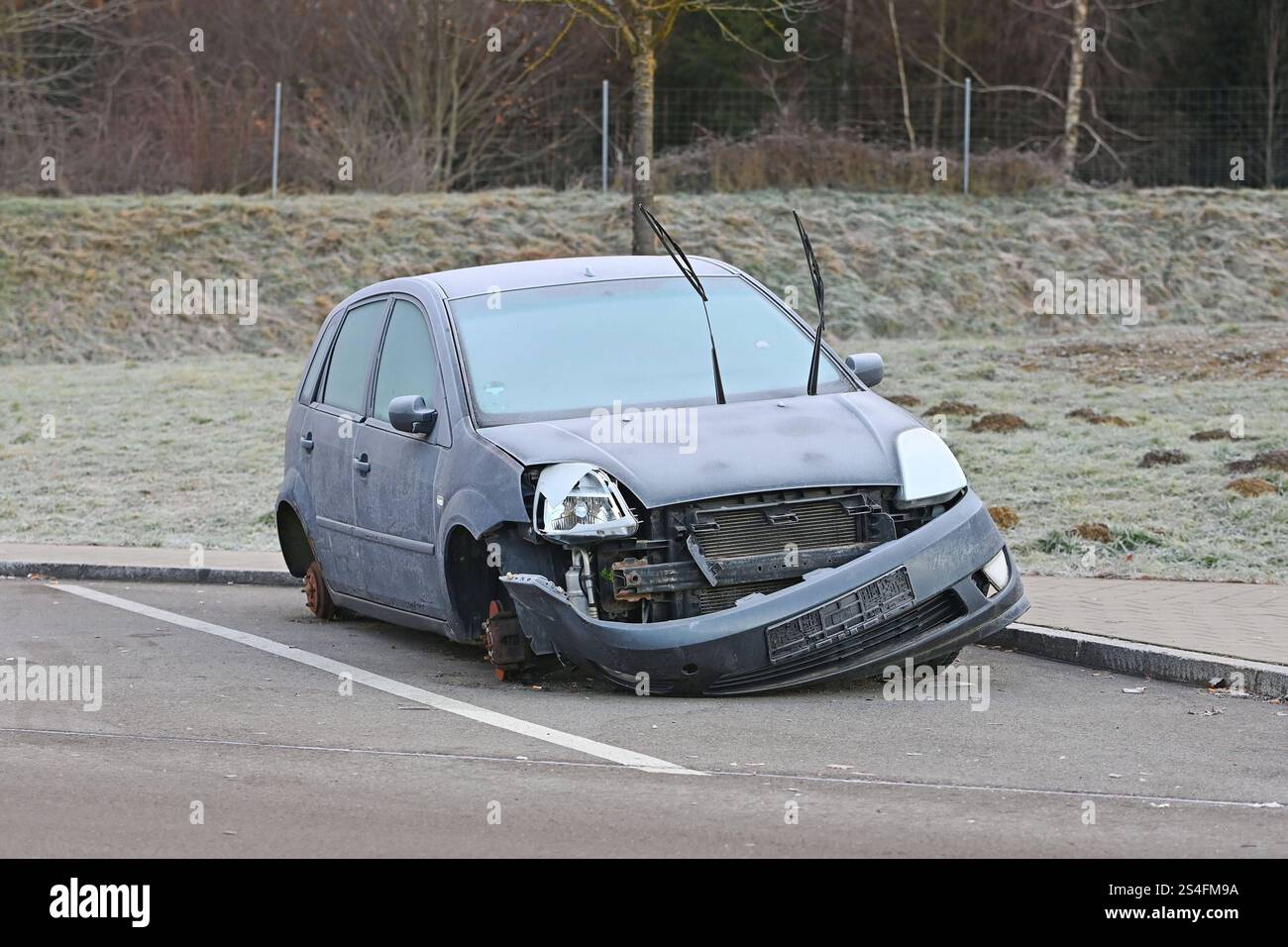 IIlegal abgestellter PKW mit Unfallschaden auf einem Autobahn Parkplatz ...
