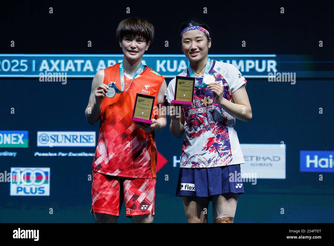 Kuala Lumpur, Malaysia. 12th Jan, 2025. An Se Young (R) of Korea and Wang Zhi Yi of China pose ...
