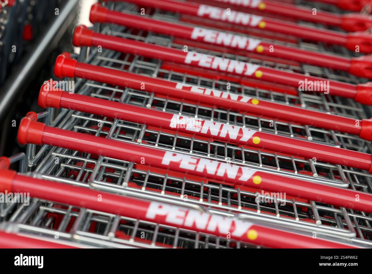 Das Logo von Penny an Einkaufswagen bei einem Markt in Siegen. Penny ...