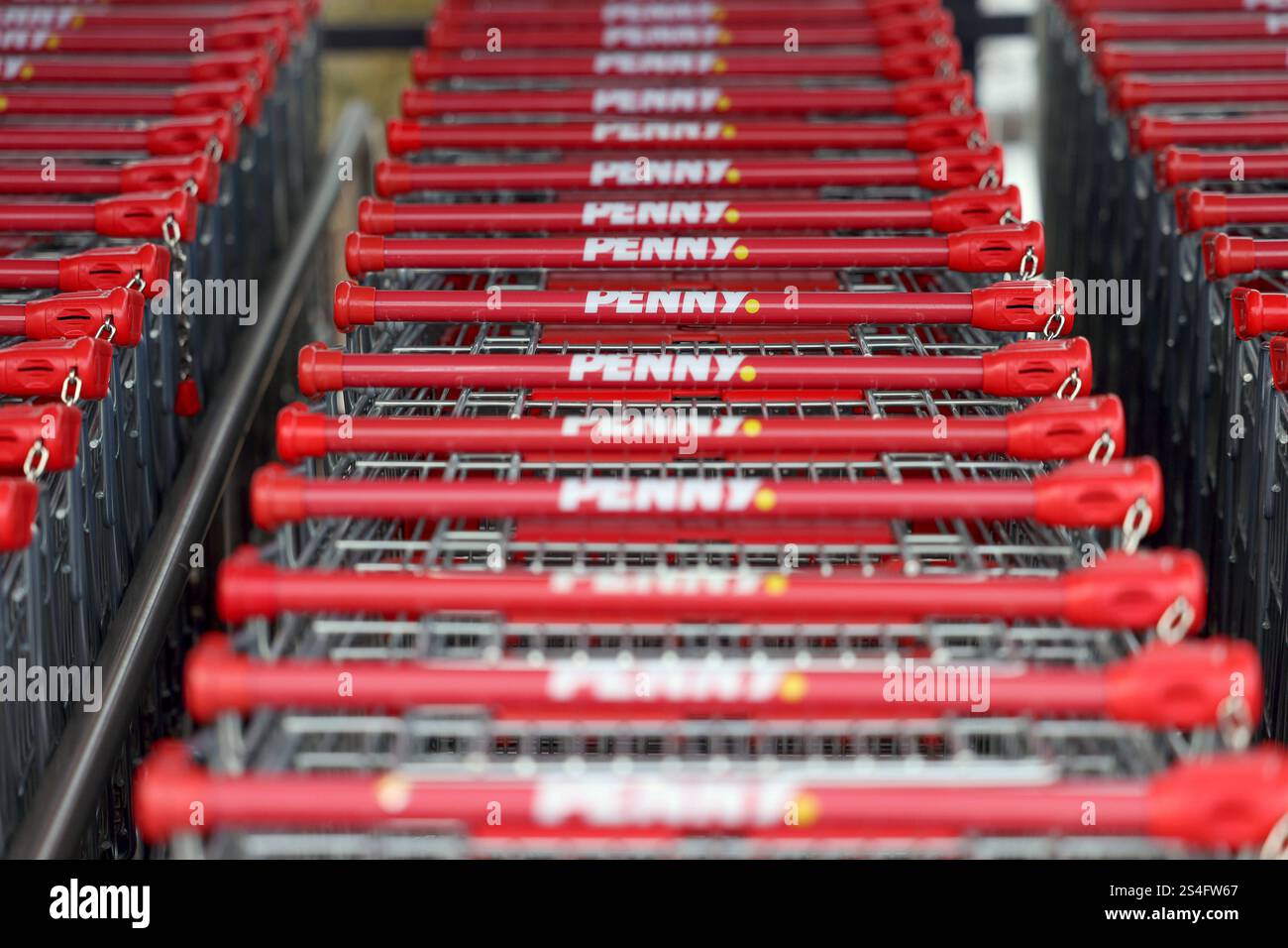 Das Logo von Penny an Einkaufswagen bei einem Markt in Siegen. Penny ...