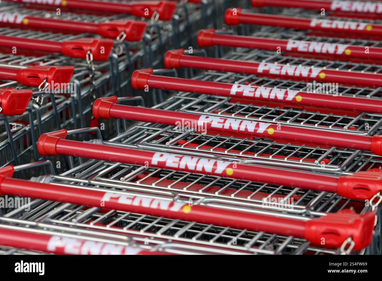 Das Logo von Penny an Einkaufswagen bei einem Markt in Siegen. Penny ...