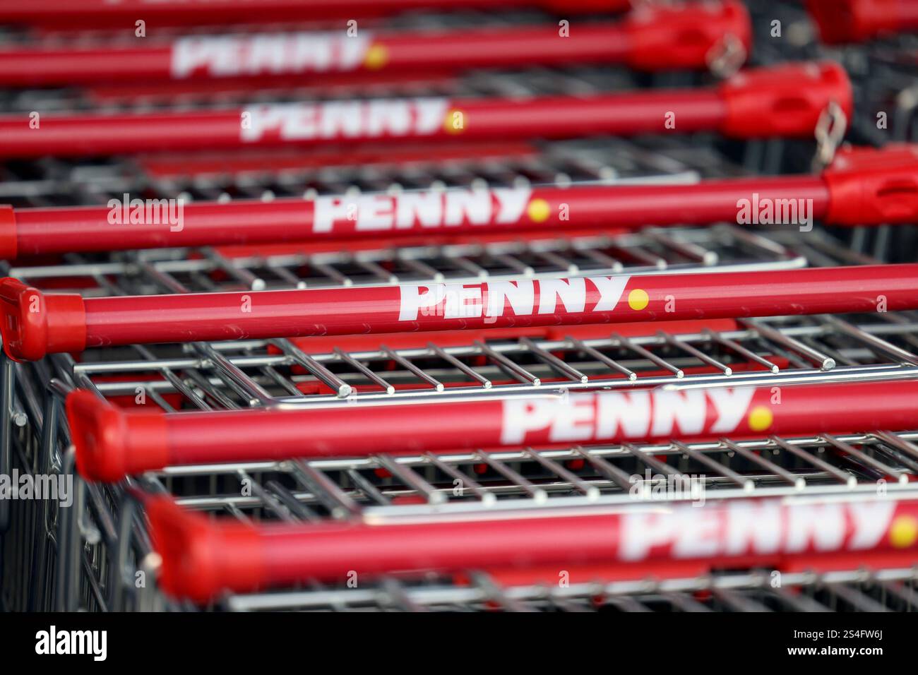Das Logo von Penny an Einkaufswagen bei einem Markt in Siegen. Penny ...