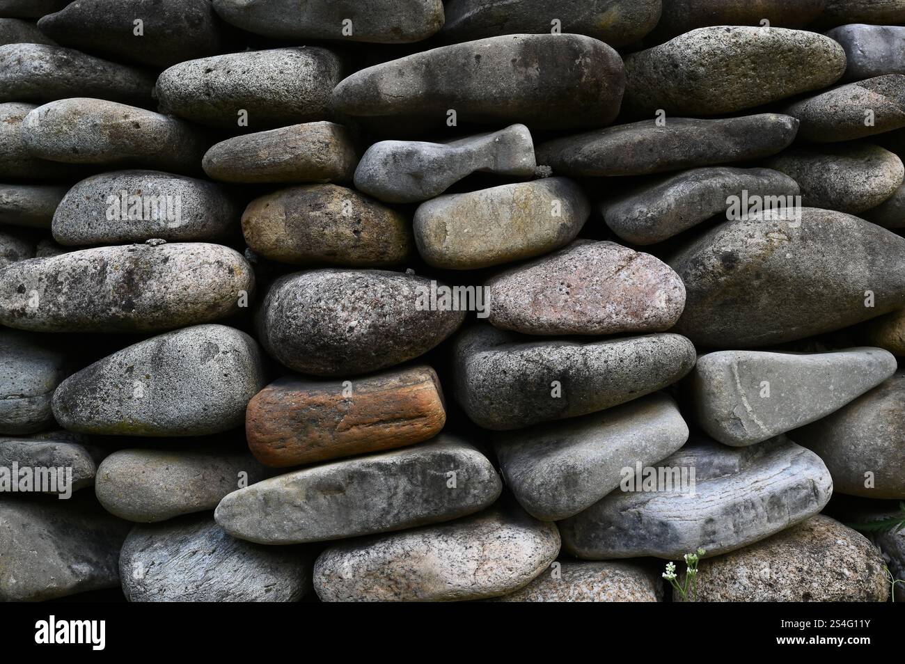 Background walls - Pebbles or river stones stacked on top of each other ...