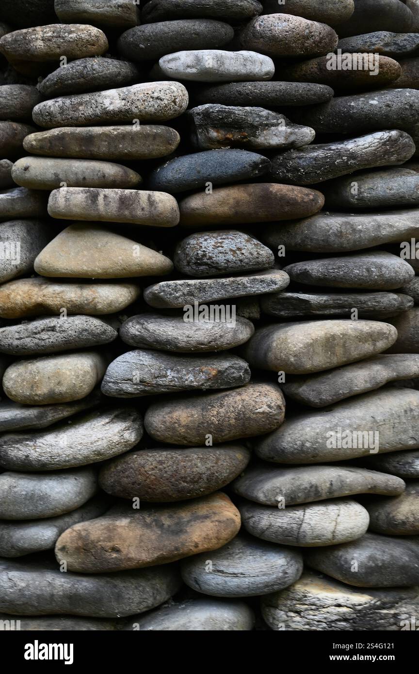 Background walls - Pebbles or river stones stacked on top of each other ...