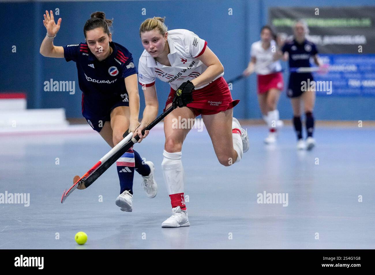 v.li.: Fiona Felber (MHC, 6), Lisa Schall (TSVMH, 55), Zweikampf ...