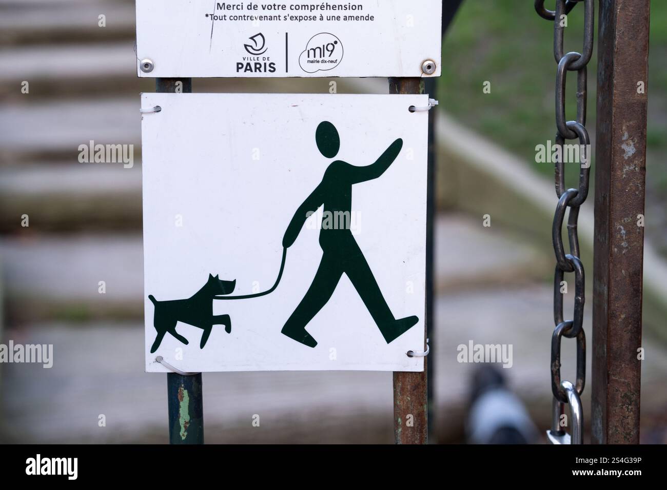 Sign indicating dog walking rules in a urban park setting Stock Photo ...