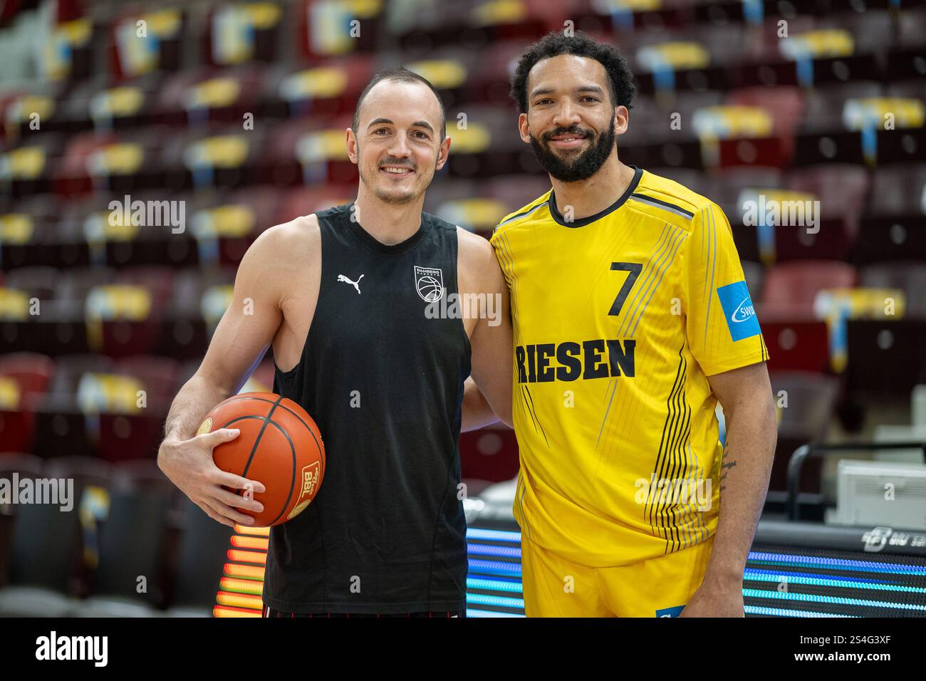 Karsten Tadda (Bamberg Baskets, #09), Deane Williams (MHP Riesen ...