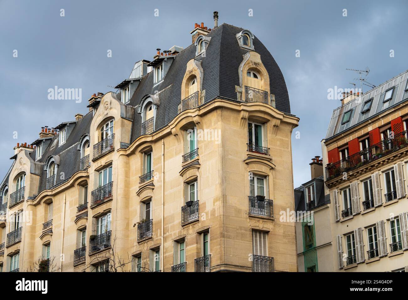 Elegant historic buildings with charming architecture in Paris Stock ...
