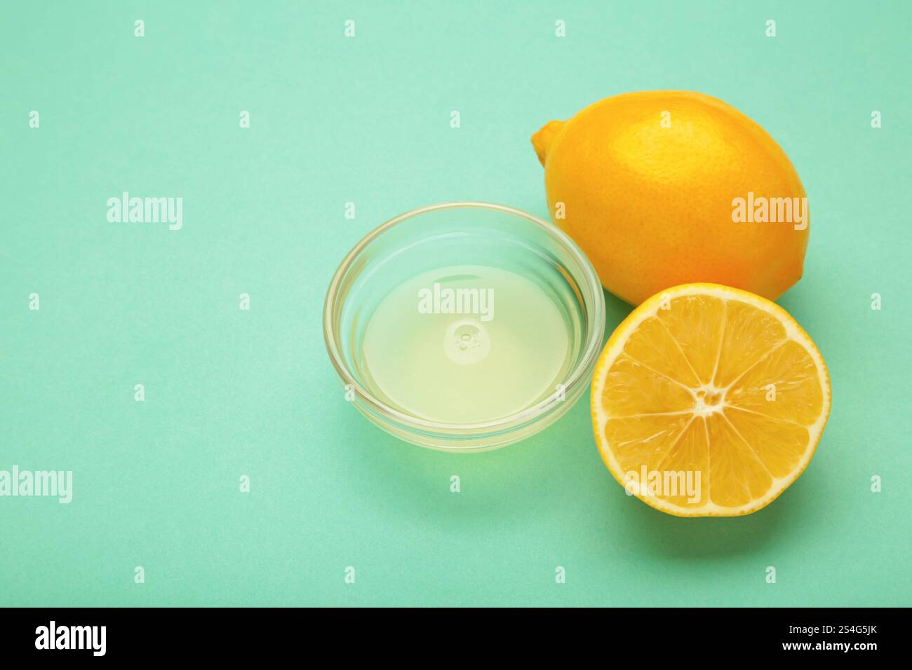 Plastic juicer fresh lemons hi-res stock photography and images - Alamy