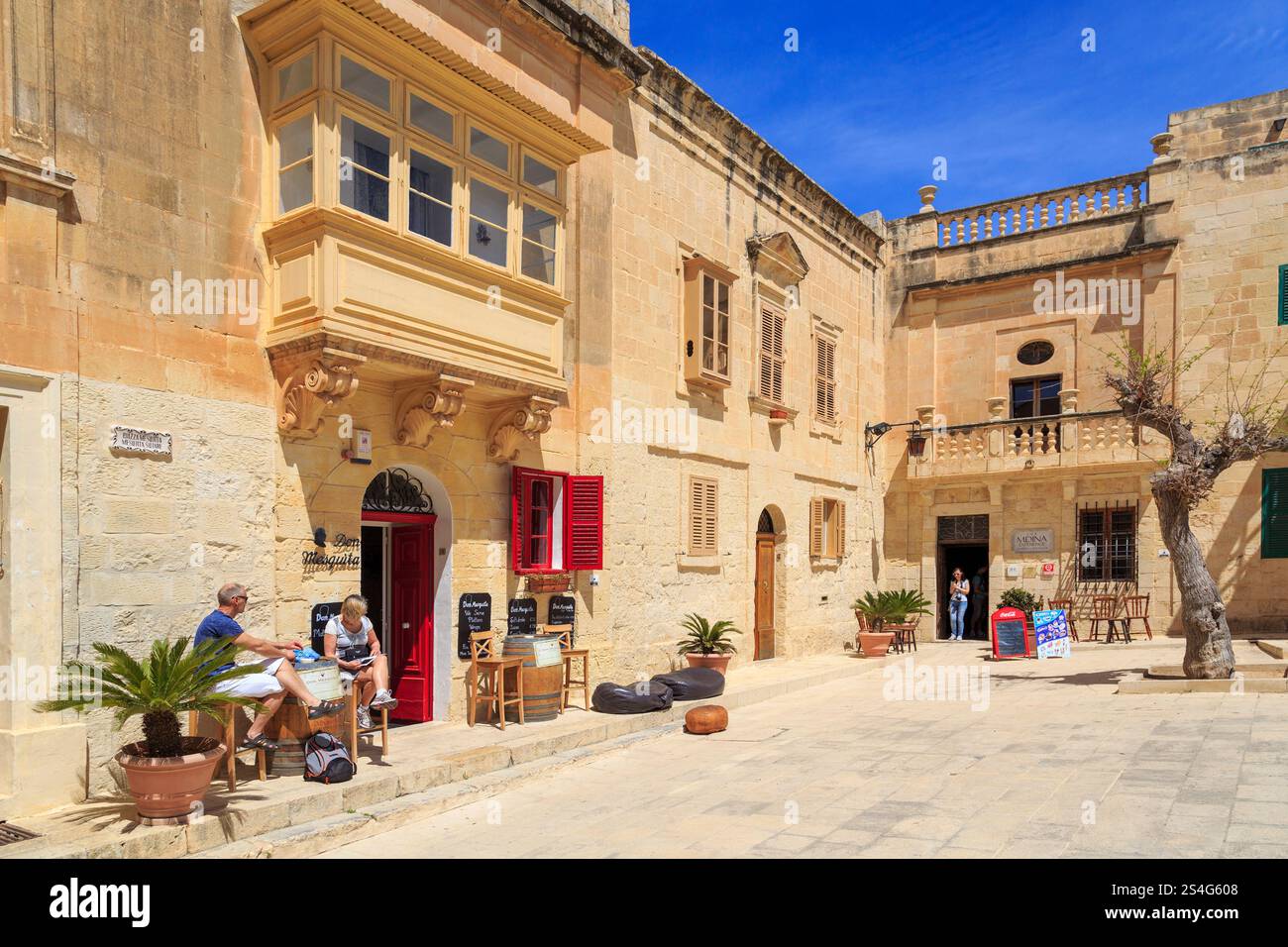 People and cafe in the Silent City of Mdina, Malta Stock Photo - Alamy
