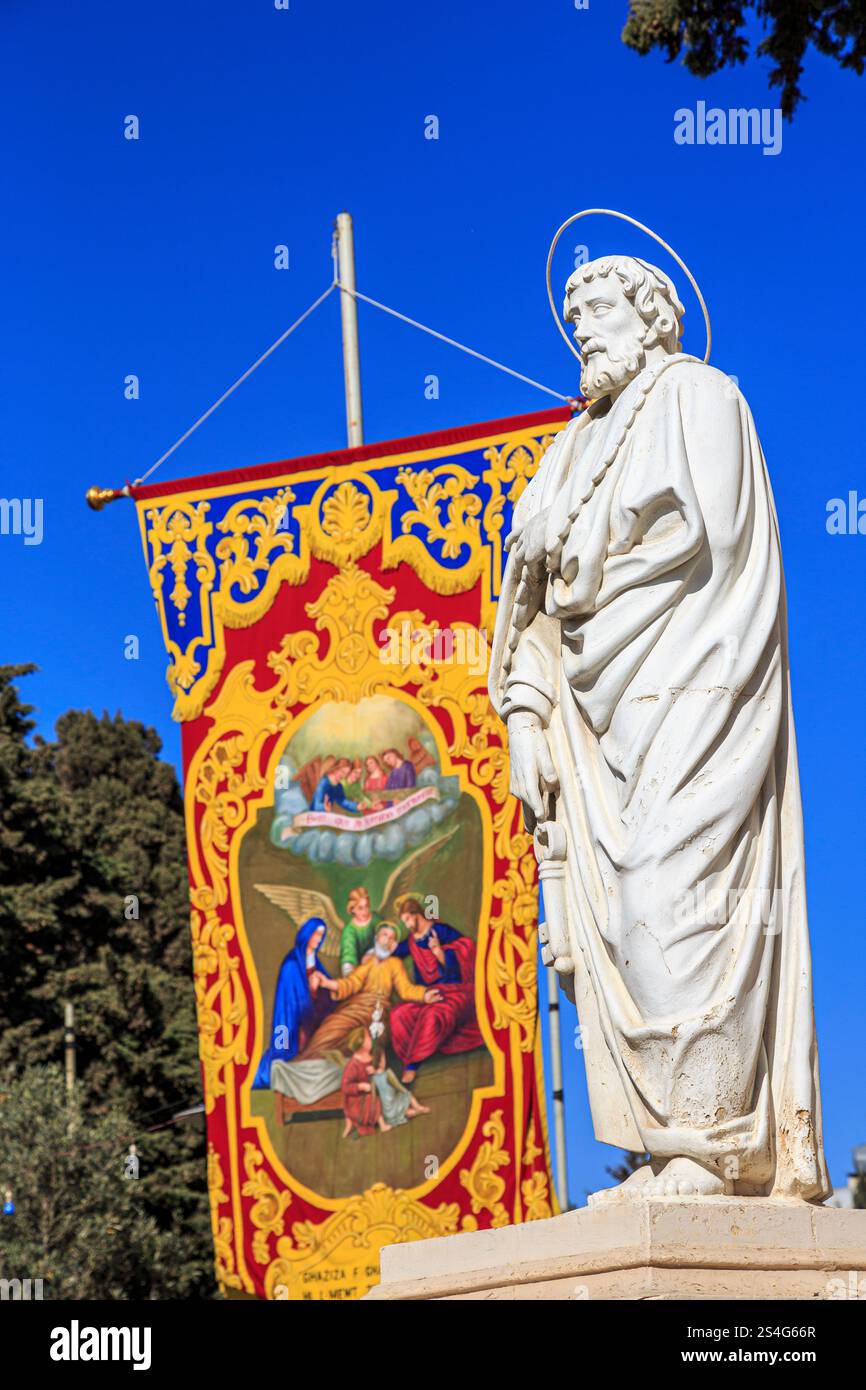 Statue of St Peter in Pjazza tal-Parroċċa, Rabat, Malta Stock Photo - Alamy