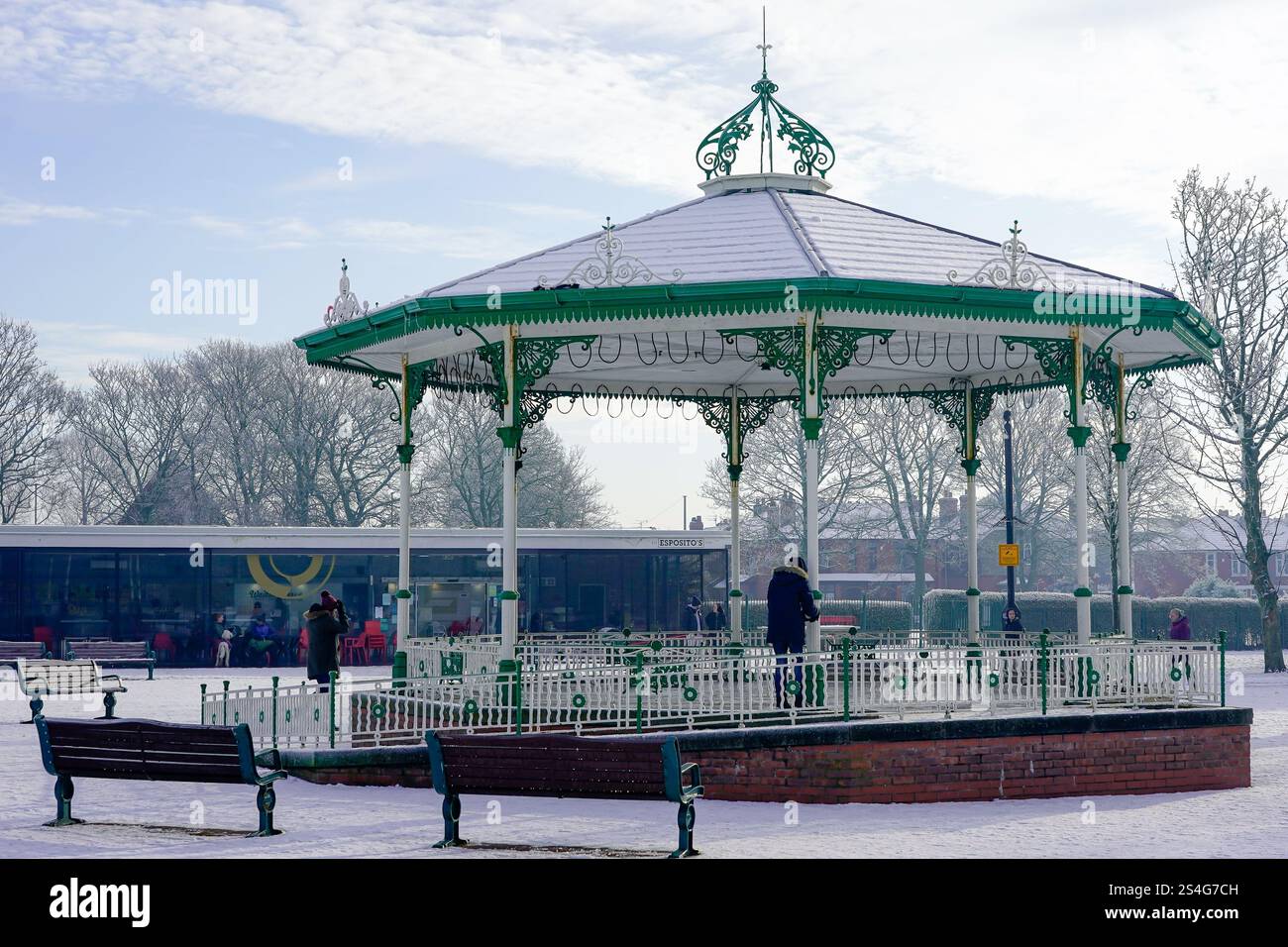 2025 starts with a covering of snow in Victoria Park Widnes, Cheshire. Saturday 11th January ...