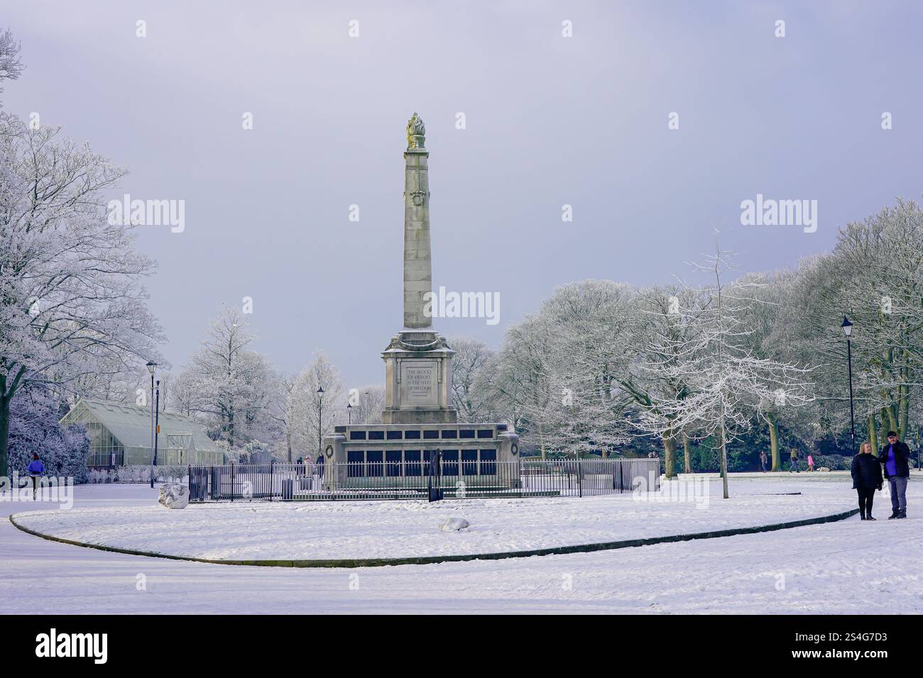 2025 starts with a covering of snow in Victoria Park Widnes, Cheshire ...
