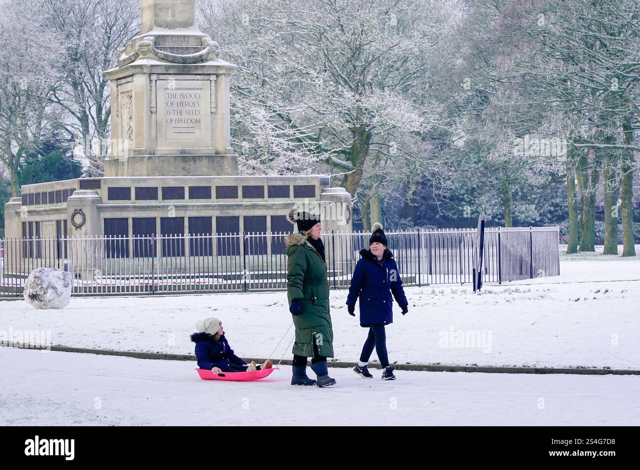 2025 starts with a covering of snow in Victoria Park Widnes, Cheshire ...