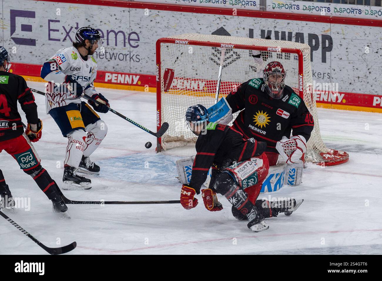 Der Puck fliegt nach dem 1:0 wieder aus dem Netz, Zach Boychuk ...