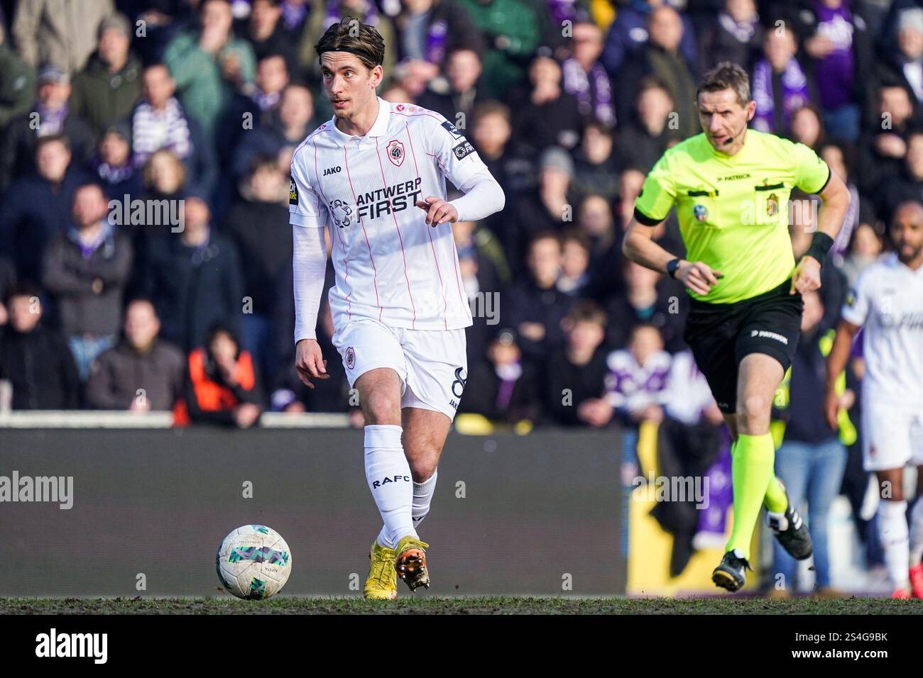 Antwerpen, Belgium. 12th Jan, 2025. ANTWERPEN, BELGIUM - JANUARY 12: Dennis Praet of Royal ...
