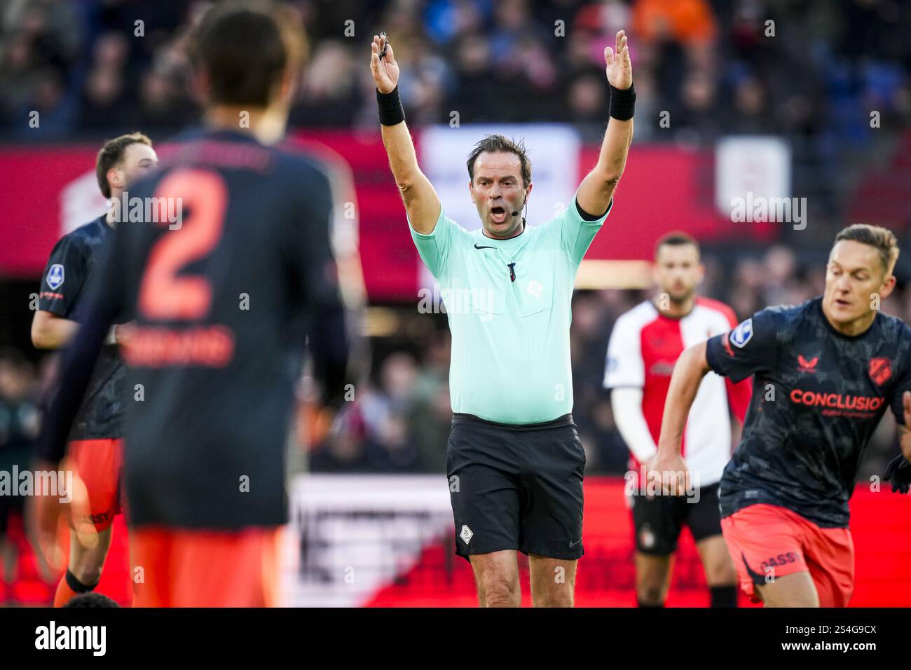 Rotterdam, The Netherlands. 12th Jan, 2025. Rotterdam - Referee Bas ...