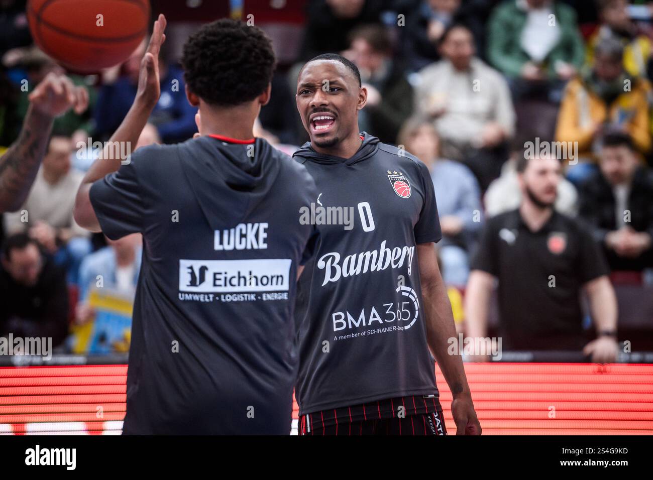 Kyle Lofton (Bamberg Baskets, #00) im Gespraech mit Kyle Lofton ...