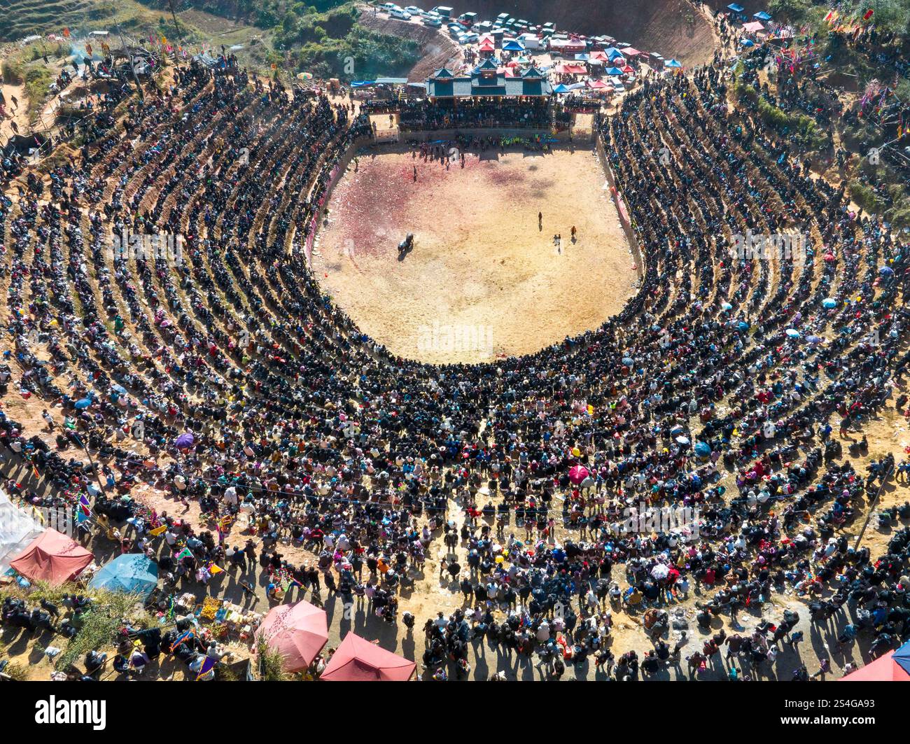 People watch a bullfight at Qianwu bullfighting Pond in Dada village ...
