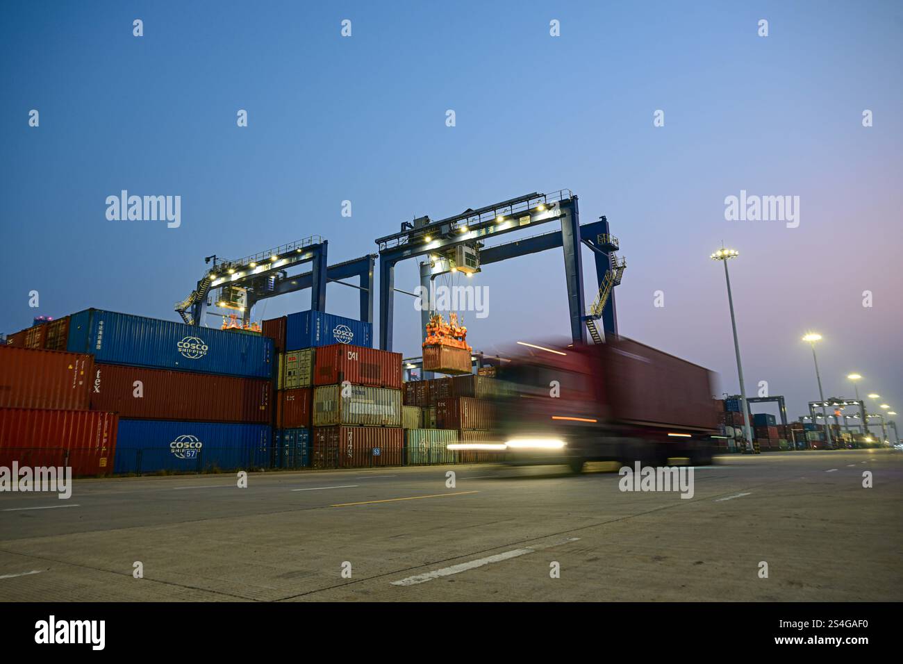 (250112) -- YANGPU, Jan. 12, 2025 (Xinhua) -- Containers are ...