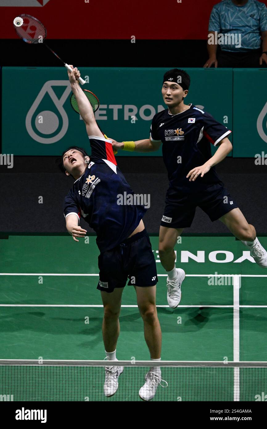 (250112) -- KUALA LUMPUR, Jan. 12, 2025 (Xinhua) -- Kim Won Ho (R) /Seo Seung Jae compete during ...