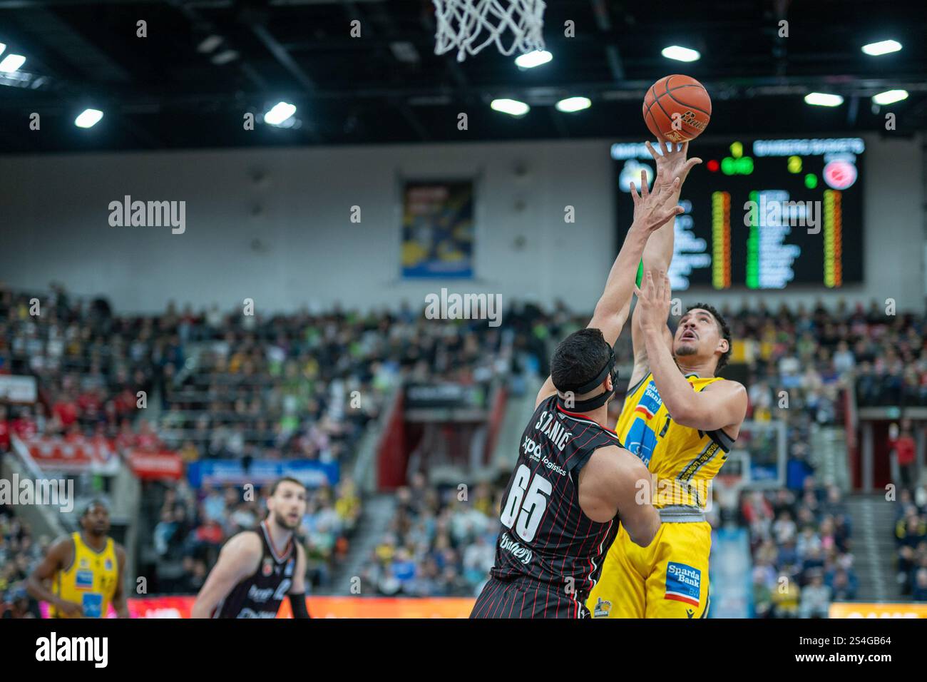 Filip Stanic (Bamberg Baskets, #65), Joel Scott (MHP Riesen Ludwigsburg ...